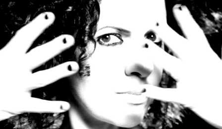 Osebujna kantautorica Iness Mezel – Ženska posla